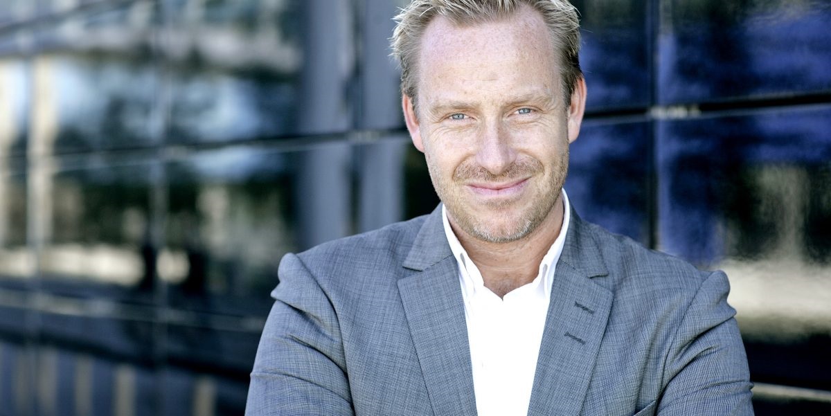 Adam Prices kæreste klædt af