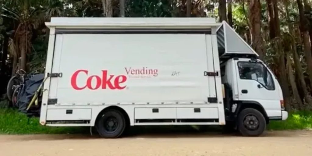 Kvinde har forvandlet gammel Coca-Cola-lastbil til sit hjem: Vent til ...