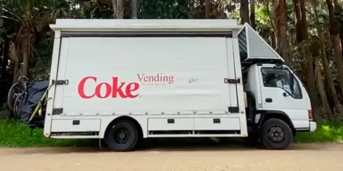 Kvinde har forvandlet gammel Coca-Cola-lastbil til sit hjem: Vent til ...