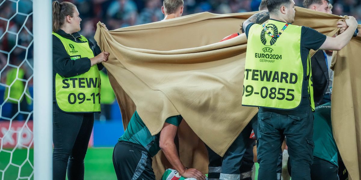 Efter grusomt kollaps på banen: Nu reagerer kæresten Laura