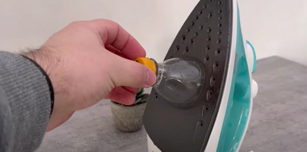 Han holder flaskehovedet mod strygejernet: Så sker magien, der får dig ...